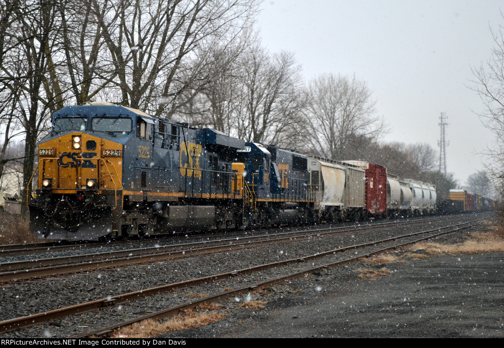 CSX ES40DC 5229 leads Q439-16